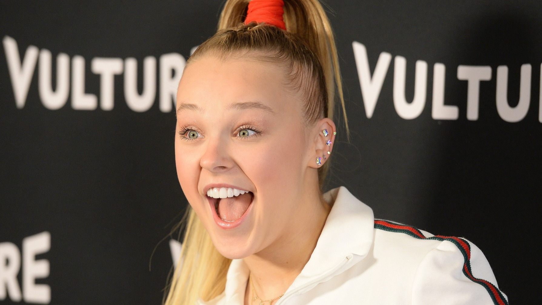 Jojo Siwa Dives into a Japanese Delicacies at Kura Sushi Bar | Combster